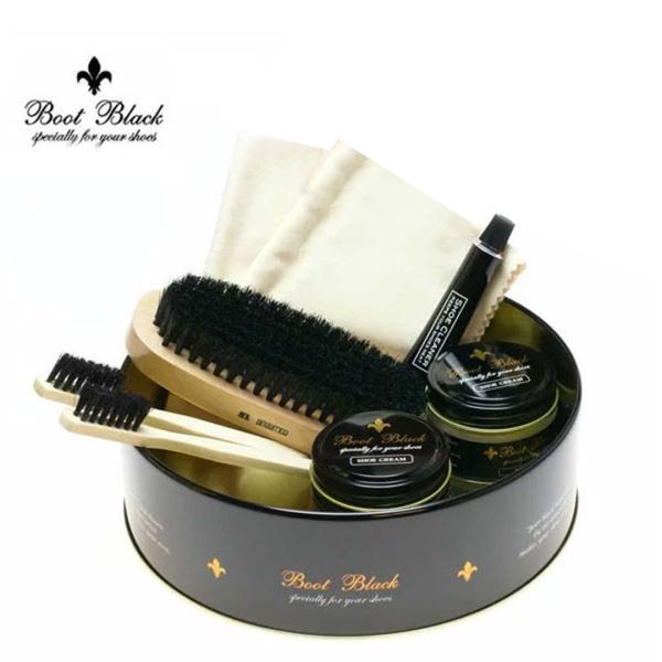 丸缶入り靴のお手入れセットです（シュークリーム・ブラック/ニュートラル）缶直径約20.8ｃｍ【セット内容】●シュークリーム55ｇ(ブラック)：1個●シュークリーム55ｇ(ニュートラル)：1個●クリーナー10ｇ：1個●ジャーマンブラシ6：1個...