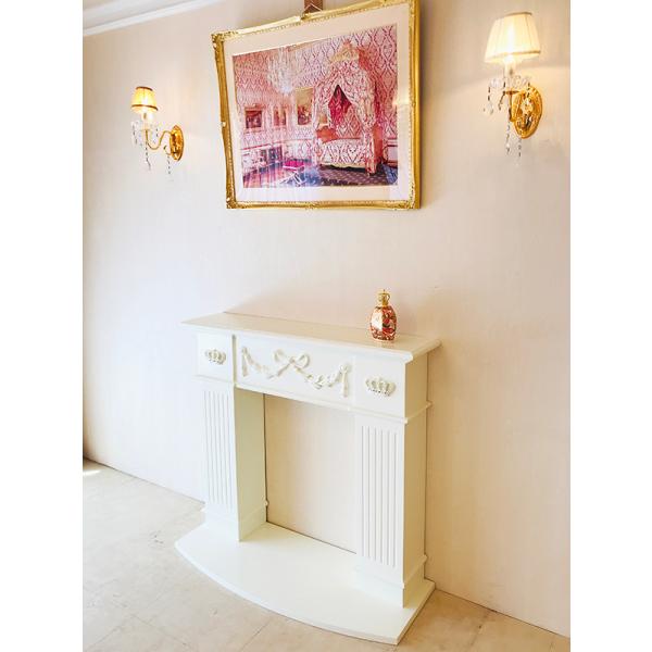 マントルピースはインテリアのフォーカルポイントになります。リボンの彫刻とクラウンの彫刻を施したオーダーメイドのマントルピースです 。キャンドルやランプをシンメトリーに置くことで簡単に壁のデコレーションができます。お客様のご希望のデザインで製...