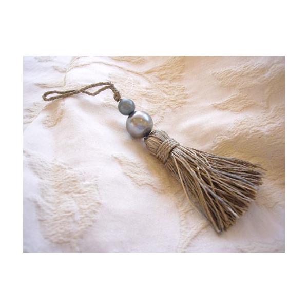 パールならではの、柔らかい艶が美しいパールタッセルです。プリンセスなハウススタイリングを演出いたします。照明器具のスウィッチの紐に付けてみたり、鍵につけてみたり、取っ手に付けたり使い方は様々。タッセルひとつで、お部屋の印象がエレガントになり...