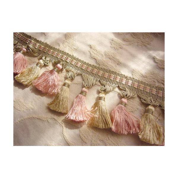 甘いピンクとベージュの2色のタッセルを使ったフリンジです。カジュアルな作品からエレガントなものまで、幅広くお使いいただけます。カーテンやカルトナージュの装飾、洋裁にお使いくださいませ。プリンセスなハウススタイリングのお道具としてお使いくださ...