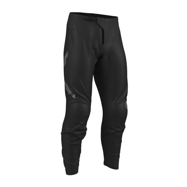 コストパフォーマンスに優れたモデル。リラックスフィット・ストレッチ素材と非ストレッチ素材を使用し、快適な着心地を提供。・動きやすさと耐久性を兼ね揃えたリラックスフィット。・フロントのラチェットバックルにより、ウエストの微調整が可能。・吸湿発...