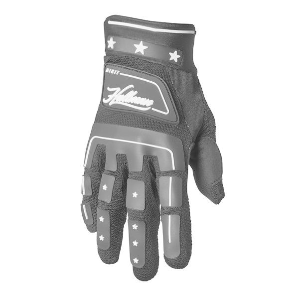 ■ビンテージのインスピレーションを受けたMXグローブ。街乗り、ストリート の方にもお勧めです。THOR創立者であり、4度のワールドモトクロスチャンピオンに輝いた、Torsten Hallmanが1968年に設立した「HALLMAN」。創立5...