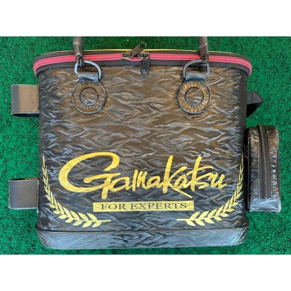 ※中古品です。底部に使用に伴うスレがかなりあります。内側にも少しスレがあります。　使用に伴う小傷はありますが、本体の外側はきれいですしファスナーもスムーズです。　中古品であることをご理解下さる方のみよろしくお願いいたします。素　材：〈本体〉...