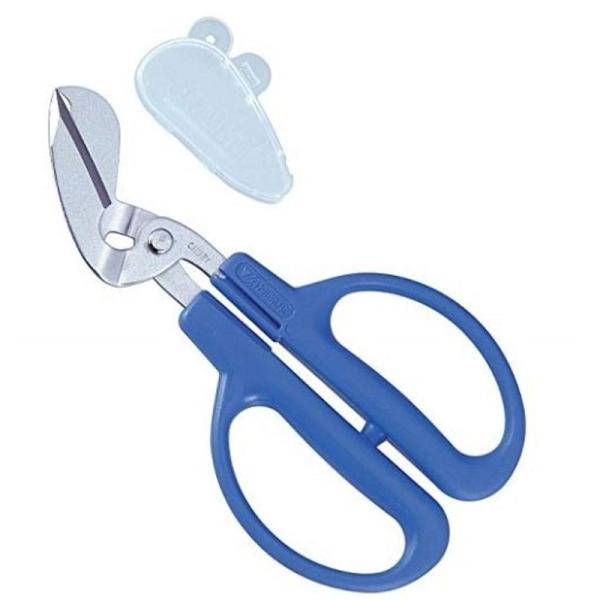 ペットボトルを切りやすくするため、一方の刃先を鋭利に、もう一方の刃先をクチバシ状に加工している。通常の刃の形状では切り始めが困難でしたが、この特殊形状の刃先にすることで解消しました。段違い刃になっているため、切り進んでもペットボトルが手に当...