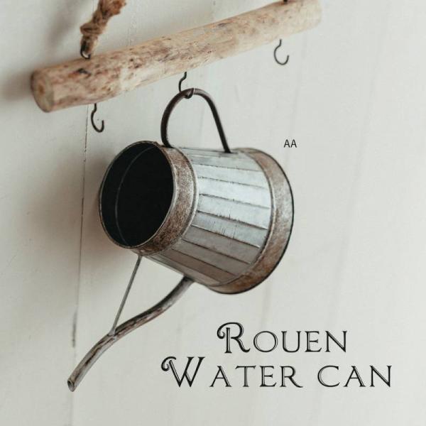 使い込まれたようなアイアンのアンティーク感がおしゃれなメタルシリーズ。グリーンとの相性もバツグン大人っぽく、使いやすいシンプルなデザインで、お庭やお部屋の雰囲気作りに役立ちます。【サイズ】約幅28×奥行13.5×高さ13.5cm【素材】ブリ...