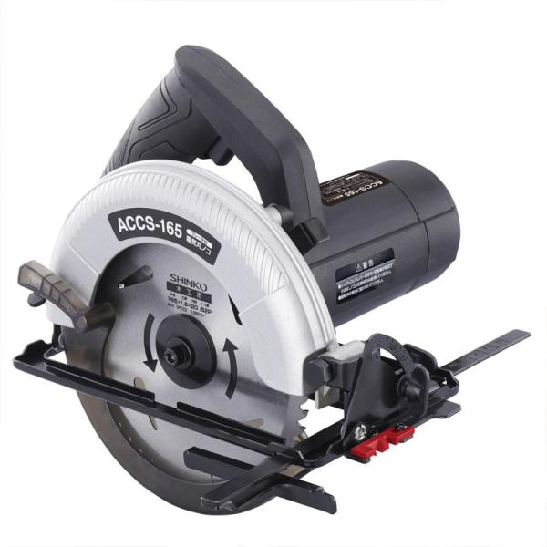 【特長】最大切り込み深さ57mmの電気丸ノコ。集塵電気丸ノコ（SCS-165D）の後継品。電源コード長さが100mm長くなり、ノコ刃歯数が40P→52Pに。ハウジングの色はブラックに変更しており、木材切断専用の手頃な丸ノコ。ブレーキ付き。市...