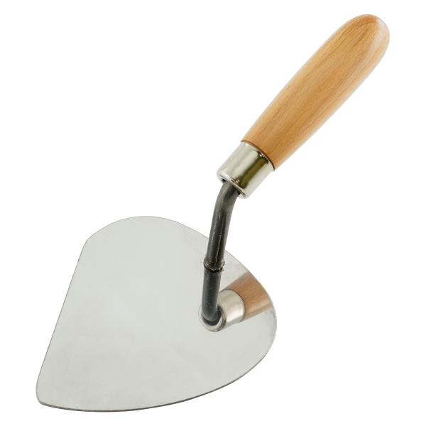 【特長】職人様の声によって生まれた【モルタルすくい鏝　バケツ用】コテ板に直線を施しているため、バケツの側面にフィットします。コテ板先端が丸みを帯びているため、バケツやトロ船を傷つけません。柄の長さを短く設定しているため底面にアプローチしやす...