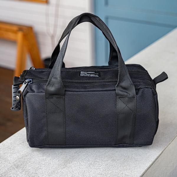 【特長】コンパクトでシンプルなデザインの収納ケース。●「DOUBLE ZIPPER BAGシリーズ」●ダブルジッパー採用で開けやすく、開口部を開いたままキープできるのが便利なところ。●プロの職人向けに工具入れとして開発された収納バッグですが...