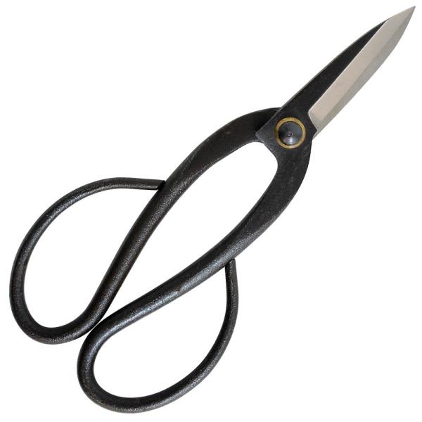 【特長】他の盆栽用の鋏に比べ、込み入った枝の中でもお手入れしやすいように、持ち手部分の輪を短くすることで、ハンドル部分を長く造り、枝の中に刃先を差し込みやすく、枝や手を傷つけずに剪定できます。 【用途】厚みや幅を細身に仕上げているので、細い...