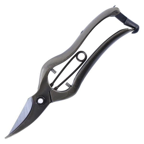 【特長】軽い切れ味で手が疲れにくい剪定鋏です。見た目もアンティーク感がありオシャレ。【用途】庭木の剪定作業などに。【刃長】45mm日本製