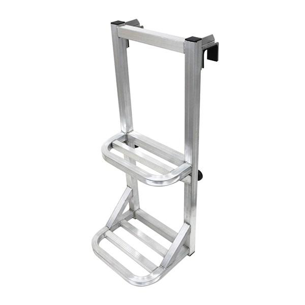 トラックの荷台に乗り降りしやすいように設計されたアルミ製のステッパーです。荷台の引っ掛け部分のコノ字型フックの内側には滑り止め、振動防止のラバークッションが付いておりますので、濡れているアオリ、滑りやすい部分に効果を発揮いたします。荷台のア...