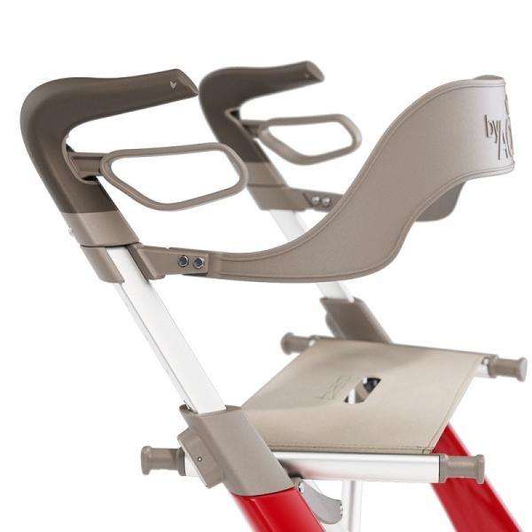 座席に腰掛ける際に、転倒を防止し、背中を優しくサポートしてくれる樹脂製の背もたれです。ハンドル下のフレームに取付けて使用します。*当製品はカーボン・ウルトライト専用アクセサリーです。カーボン・オーバーランドへの取付はできませんのでご注意ください。