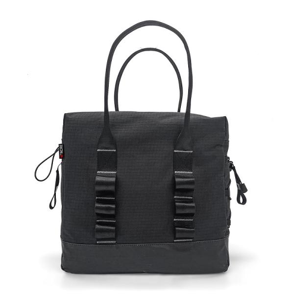 毎日のショッピングも、ちょっとした冒険の旅にも。アウトドア仕様、大容量17.5リットルのオールラウンドバッグ。登山用バッグさながらに、前面にデイジーチェーン（ナイロンウェビング）、側面にはサイドポケットとバンジーコードを備え、カラビナや紐で...