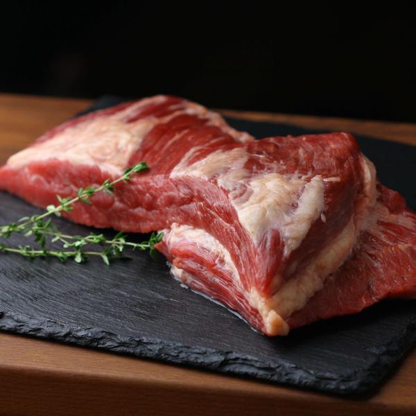 日本ではあまり馴染みのない部位かも知れません。ブリスケットとは胸板辺りの部位となります。元々かなり噛み応えのある部位なのですが、本場ではBBQの時は長時間低温で焼いたりコンビーフにしたり。時間をかければかけるほど、驚くほど柔らかく、味の深い...