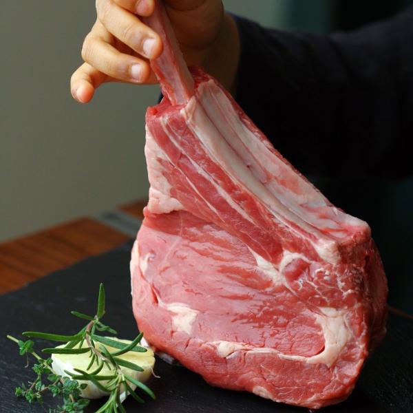 骨の部分を手に持って豪快に肉にかぶりつく、所謂アニメ肉の代表格！800g-1キロもある巨大肉は数人で楽しむのに最適なサイズ。お肉はリブロース部分なので、適度に脂身と赤身があり、味ももちろん楽しめます。特に骨に隣接している部分はジューシーさが...