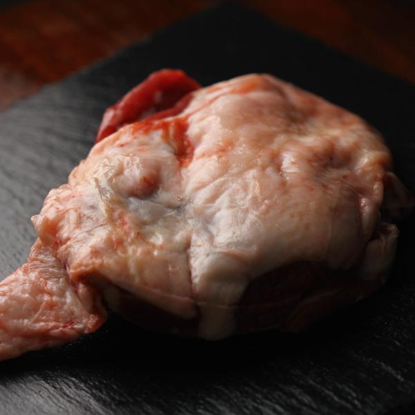 風味と赤身肉と脂身のバランスを楽しむカットで、肉の中に甘味も感じられる部位です。足よりもよく動く部位のため噛み応えのある部位で、時間をかけてゆっくりとローストにするのに向いています。↓↓下記に商品詳細・解凍方法・オススメレシピなどを掲載して...