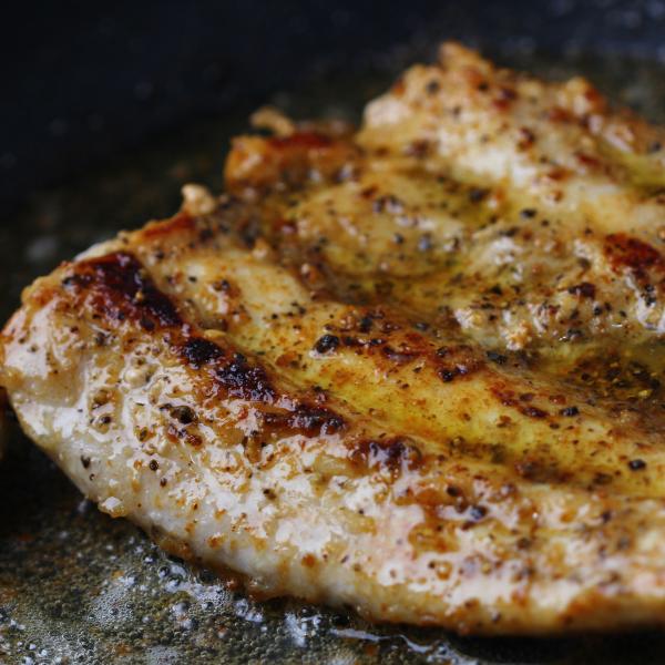 この貴重な珍味は、脂肪分が少なく、柔らかい食感とほのかな甘みが特徴です。オーストラリアの自然環境で野生捕獲されたこのエキゾチックな肉は、グルメな料理に挑戦したい方や食卓に冒険心を加えたい方にぴったりの食材です。特に人気の高いテール部位は、鶏...