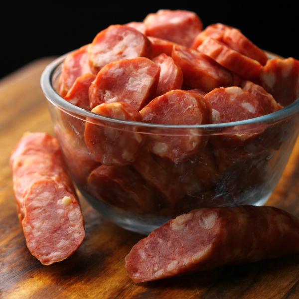 リングイッサは豚肉をニンニク、パプリカなどのスパイスで味付けし、熟成工程を経て作られる伝統的なポルトガルのソーセージです。地域によって辛さが異なります。"クラーダ"という言葉は、リングイッサの熟成工程を示します。乾燥や燻製、発酵などの方法で...