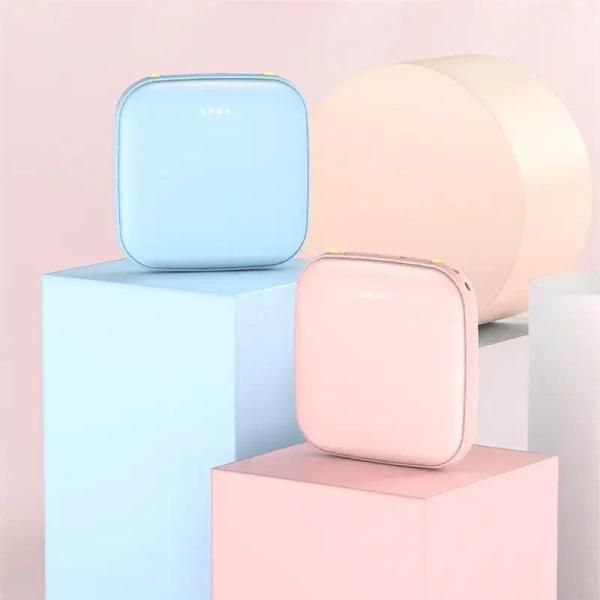 ●コンパクトなサイズ感でありながら、iPhonez&amp;Androidにも対応しています。●モバイルバッテリーの中でも抜群の携帯性を誇りスマートフォンと同レベルの軽さ。●小型なのに10000mAhの大容量でスマートフォンを数回なら充電可...