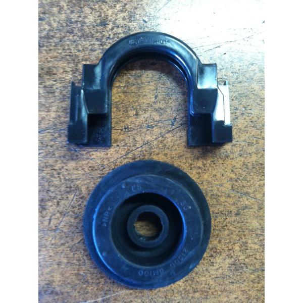 商品名:  New OEM NISSAN Upper Radiator MOUNTING Bracket / with Bushing (1 Set)ブランド: Nissan商品番号: 21542-CA000 / 21506-6M100色:...