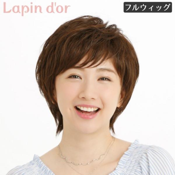 【ラフショート ショコラブラウン(J-5970)】マニッシュスタイルにお似合いな束感ショート。動きの出やすい作りにしてあるから、自分でわしゃわしゃするだけでいろんなスタイルが楽しめる！ トップにボリュームを持たせたり、帽子と合わせたり、自分...