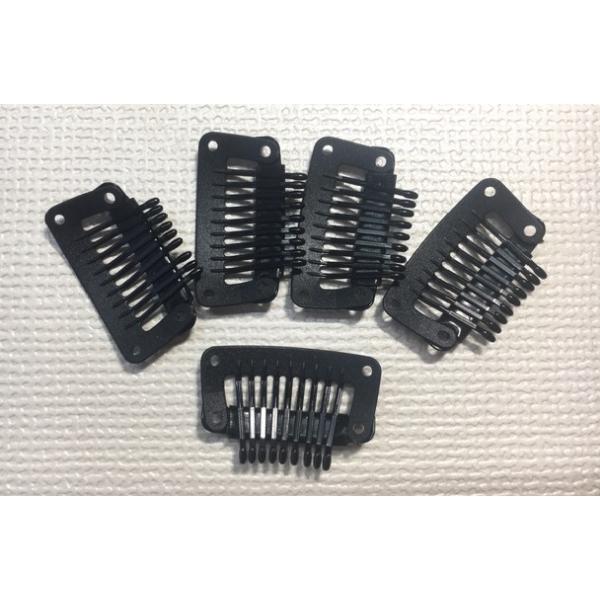 かつら ウィッグ カツラ プラスチックピン 樹脂製ピン 金属ではないプラスチック樹脂製のストッパーピンです。金属アレルギー、医療機関の検査時等の時に役立つストッパーピンです。カラーはブラックのみ。サイズは縦約2cm、横約3cm、9本爪タイプ...