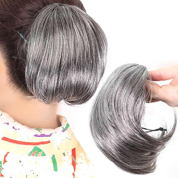 【期間限定セール価格】人気のグレーヘアー白髪50％ 凛とした後ろ姿毛先がくるんっとした、丸みのあるストレートポニーお団子ヘアーにつけるだけでＯＫ使い方も簡単ですとっても軽いので、ダンスなどのイベントで踊っても安心しっかり固定できるデザインで...
