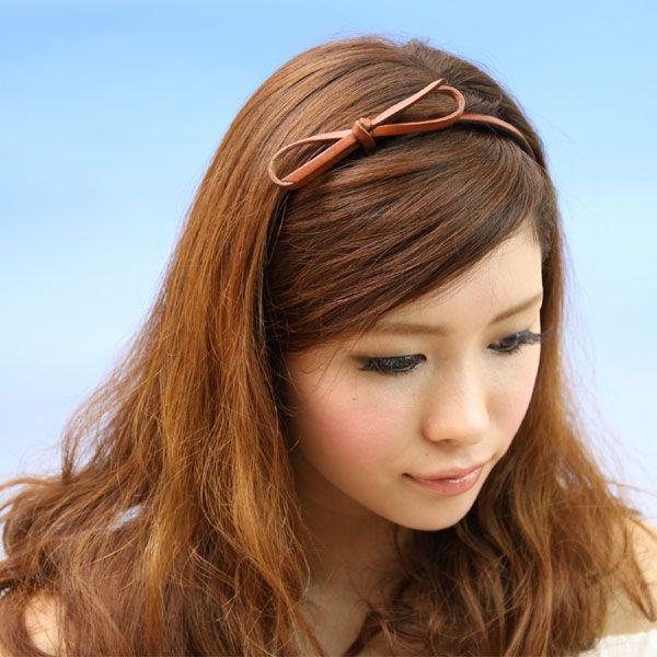 【日本製　痛くならないカチューシャ】本革オイルレザー サイドリボンカチューシャ使い込むほどに、味わいの出るオイルレザーを使用した高級感溢れるカチューシャサイドリボンが頭にスッキリと沿う大人っぽい綺麗なデザインに仕上げました高級皮革の味わいを...