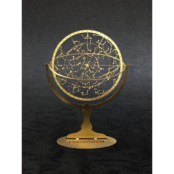 【商品概要】※ハガキサイズのクラフト紙に切り抜かれた真鍮板を構成した形となっており、説明書を見ながらご自分で作って頂ける仕様となります。組み上げた高さは65ミリほどです。１枚の円板状の星図（7〜8月.夏期）を、天球を暗示する1本のリングと組...