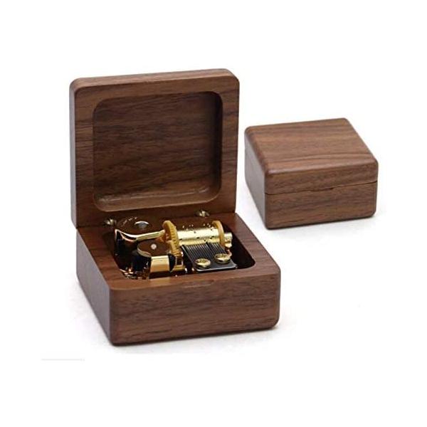 【商品概要】クリスマスプレゼントや誕生日プレゼントなどとして、母、恋人、家族、大切な人の好きな曲や、思い出にで残る曲を添えて、想いや感情を伝えられる逸品です。オルゴールのムーブメントは世界トップのオルゴールメーカー『サンキョー』製です。商品...