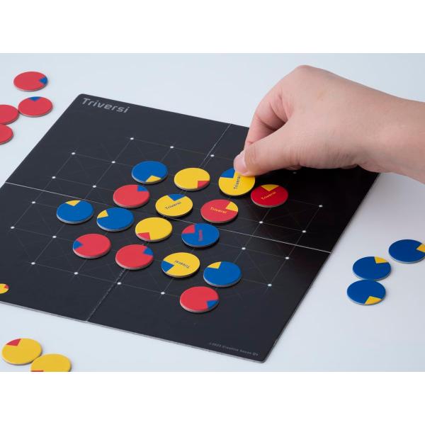 【商品概要】赤・青・黄の3種のコマを使った3人打ちのリバーシひっくり返しても必ずしも自コマになるとは限らない！？ちょっと予測不能なゲーム展開をお楽しみください！【商品説明】赤・青・黄の3種のコマを使った3人打ちのリバーシ。 赤のウラは青、青...