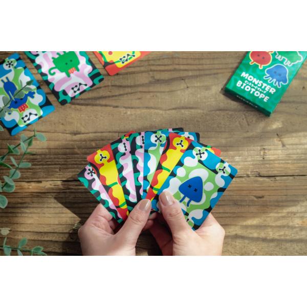 【商品概要】『モンスタービオトープ』は、モンスターカードをピラミッド状に配置し、食物連鎖のピラミッドを構築して王様モンスターを頂点に据える協力型パズルゲームです。配置には「属性」や「遺伝子マーク」の条件があり、ピラミッドの6段目以上に王様カ...