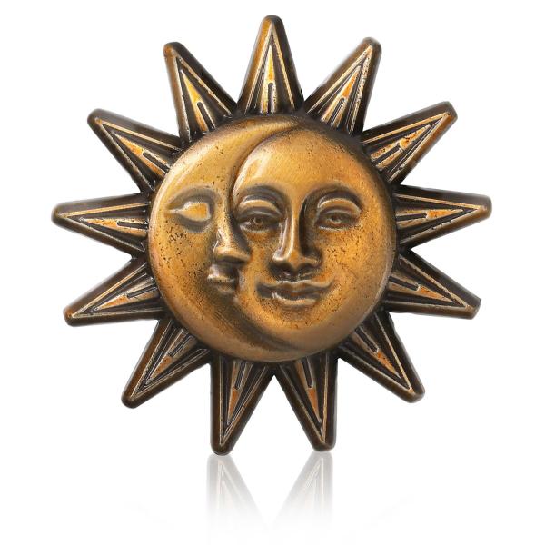 【商品概要】?太陽と月が一体となった神秘的なデザインが印象的。古代神話や天体モチーフが好きな方にぴったりのピンバッジです。?サイズは縦2.49cm×横2.5cmの手のひらに収まるコンパクトサイズで、服やバッグなどにさりげなく付けられます。?...