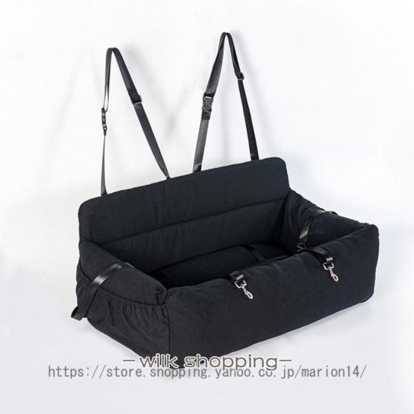 車の中に愛犬の安全な特等席を。 ふんわり心地よい車内用ベッドでたくさんお出かけしよう。オールシーズン使える素材感安心の安全設計飛び出しを防ぐリード付きです底面には滑り止め付き■犬、猫にもピッタリです。■サイズ：85*50*30cm（小型犬：...