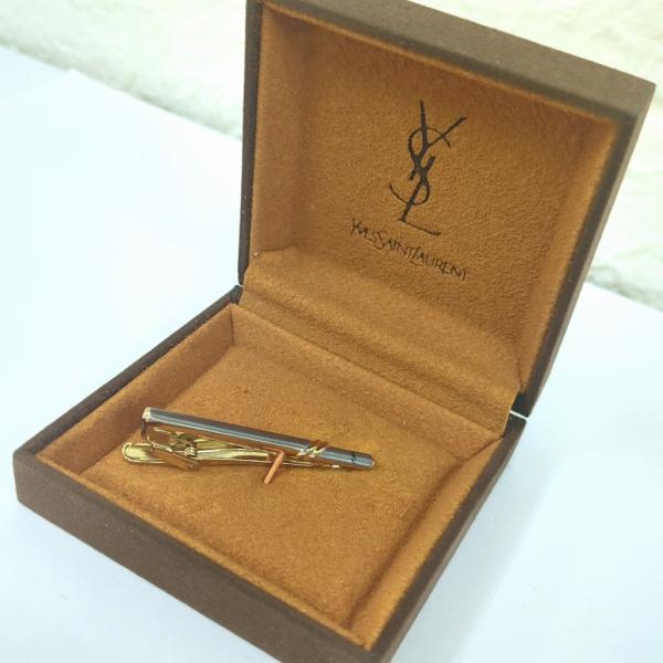 ■商品情報【管理番号】T0707-145y-500ym【ブランド】YVES SAINT LAURENT/イヴ・サンローラン【アイテム】タイピン【対象】メンズ【付属品】箱有（レザー剥がれ劣化すれ傷よごれあり）【商品説明】T0707-145y-...