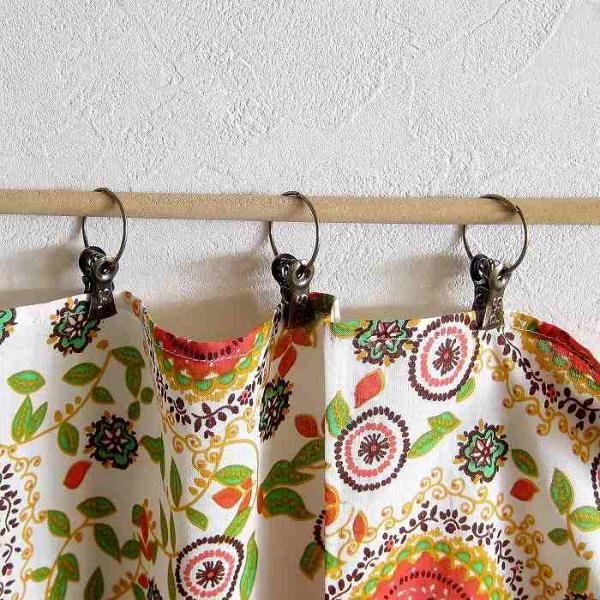 アイデア次第でいろいろ使える☆リングクリップ☆テンションポールに通して、カフェカーテンなどオシャレに飾る事が出来ます。シンプルなデザインなので主役のカーテンを引き立たせてくれます。お気に入りのポストカードをはさめば、オリジナルの空間を作るこ...