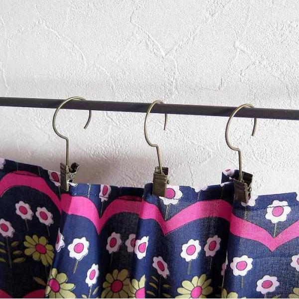 アイデア次第でいろいろ使える☆ハンガークリップ☆カーテンレールに通してカフェカーテンなどオシャレに飾る事が出来ます。シンプルなデザインなので主役のカーテンを引き立たせてくれます。お気に入りの布をはさんだり、フックに吊るしてカードをはさんだり...