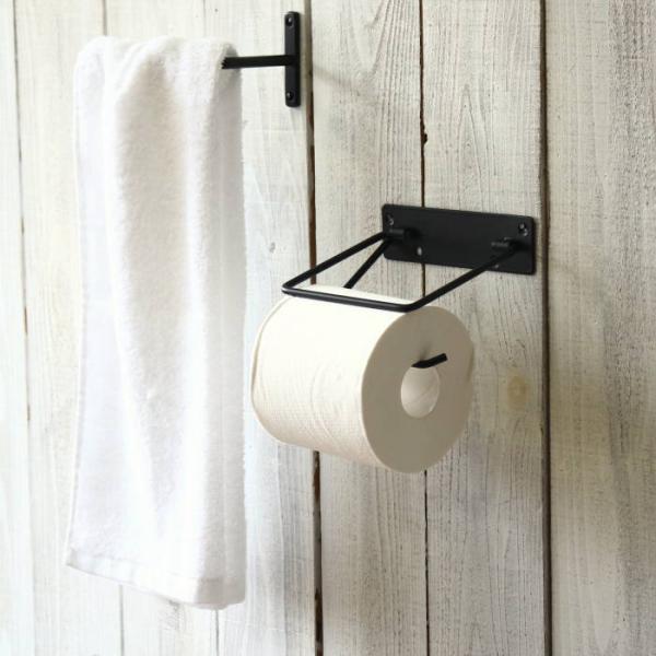 アイアンの質感が感じられるトイレットペーパーホルダー！シンプルながらレトロな雰囲気のおしゃれなペーパーホルダーです。取り付けは付属のネジで固定するだけの比較的簡単な仕様です。トイレの空間もオシャレに模様替え！！ 【ご注意】必ずお読みください...