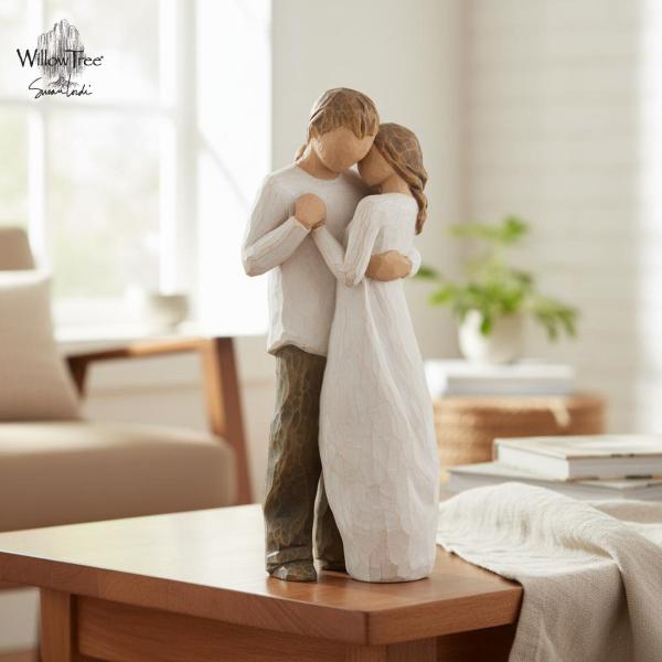 この作品は、360°どこから見ても異なる表情を見せるようにデザインされています。回して見るごとにそれぞれ異なる印象を受けるでしょう。横から見たときは、それぞれが腕を回してしっかりと抱き合いながら、まるでキスをしているように見えるでしょう。ま...