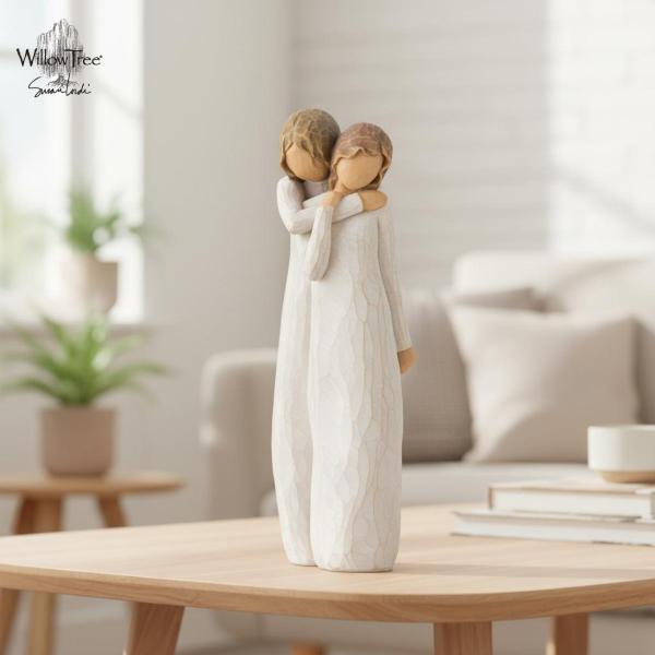 "Chrysalis"というのは、「さなぎ」という意味です。幼虫が美しい蝶に変身する直前の、包み守られたかたち - このタイトルは、母とその10代の娘との関係性を暗喩しています。独立し羽ばたこうとする女の子への最後の一押しです。母の第一の仕...