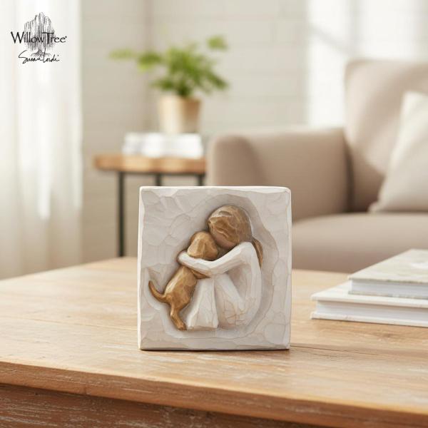 ペットとの友情を描いたこの作品は2012年にリデザインされました。女性とその愛犬の間の、心安らいだ、そして静かな心の交流を描いています。ワンちゃん飼いの方へのプレゼントとして非常に人気があります。背面に壁掛け用の穴が開いているほか、専用のス...