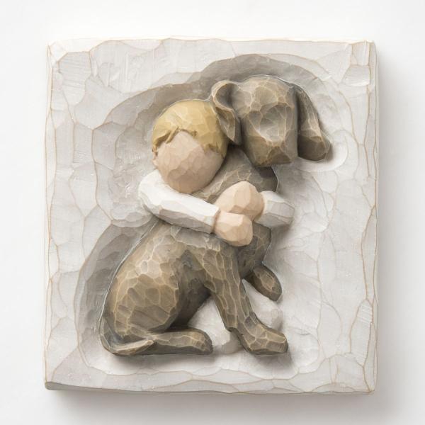 ペットとの友情を描いたこの作品は2012年にリデザインされました。小さな男の子が、子犬を抱えているかわいらしい作品です。ワンちゃん飼いの方へのプレゼントとして非常に人気があります。背面に壁掛け用の穴が開いているほか、専用のスタンド(別売)で...