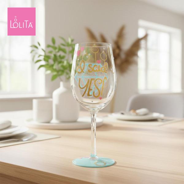 このロリータワイングラスを、人生が永遠に変わってしまったあの瞬間を思い出す助けにしてください。 "She said yes" というのはプロポーズの返事に使われる定番の表現です。手書きのニュアンスをあるこのグラスはクリスタルでキラキラ輝いて...