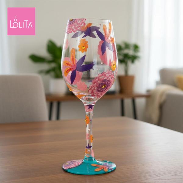 ロリータによるこのファンキーな花の手描きグラスは、色彩とクリスタルのディテールが織りなす庭のようです。ピンク、オレンジ、パープルの花びら、キラキラとした輝き、魅惑的なつぼみがついたこのグラスは、どんなキッチンにも喜ばれるアイテムです。ロリー...