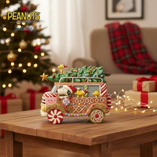 ジンジャーブレッドクッキーのバンを嬉しそうに運転するスヌーピー。ペパーミントのホイールがくるくる回ります。屋根の上には デコレーションされたクリスマスツリーとウッドストックの姿も。ジム・ショアの遊び心あふれるデザインが ホリデーシーズンを明...