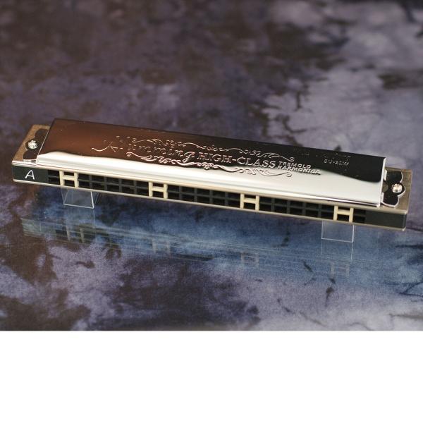 この商品は、樹脂と木製の「ハイブリッド」ボディを持つSU-21W（高級ハミング）のナチュラルマイナー（自然的短音階）です。楽譜に「Nm」と指定がある時にお使いください。【仕様】　● 21穴（21音）　● 天然木繊維入樹脂ボディ　● 真鍮カバ...