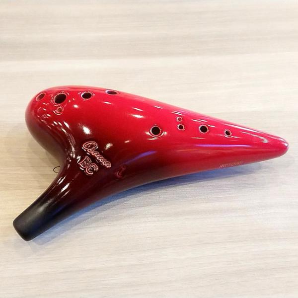 現在トリプル・オカリーナを駆使して新たなオカリーナ音楽を開拓し、世界中から高い評価を得ているオカリーナ奏者・大沢聡氏のプロデュースにより生まれた「Osawa Ocarina」。低音から高音まで楽に吹け、指の細い女性や手の小さなお子様、初心者...