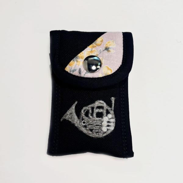立体的な刺繍がかわいい、ハンドメイドのマウスピースポーチです。ふっくらとクッション性のあるポーチで、大切なマウスピースを保管します。適用楽器：フレンチホルン1本用仕様：ボタンタイプカラー：限定色ピンク※ハンドメイドの為、商品によっては風合い...