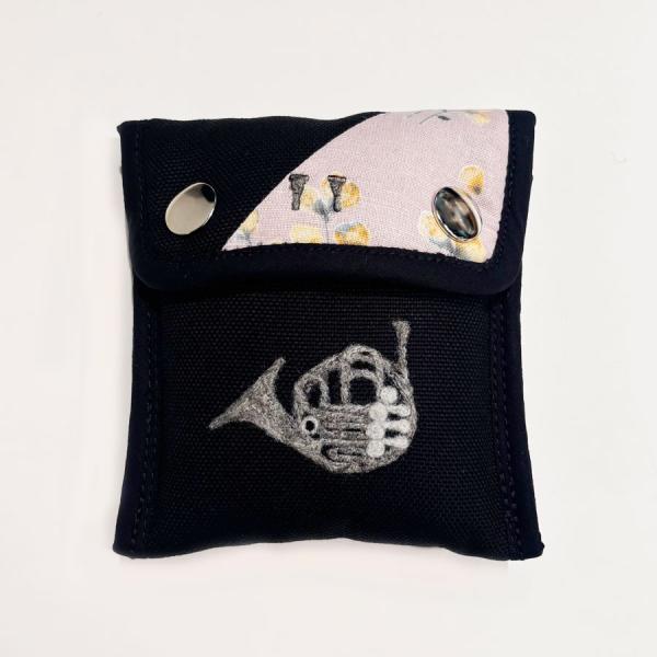 立体的な刺繍がかわいい、ハンドメイドのマウスピースポーチです。マウスピースを2本入れることや、マウスピースとリップクリームのセットで入れることも可能です。ふっくらとクッション性のあるポーチで、大切なマウスピースを保管します。適用楽器：フレン...