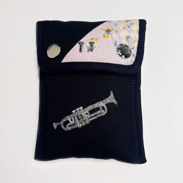 立体的な刺繍がかわいい、ハンドメイドのマウスピースポーチです。マウスピースを2本入れることや、マウスピースとリップクリームのセットで入れることも可能です。ふっくらとクッション性のあるポーチで、大切なマウスピースを保管します。適用楽器：トラン...